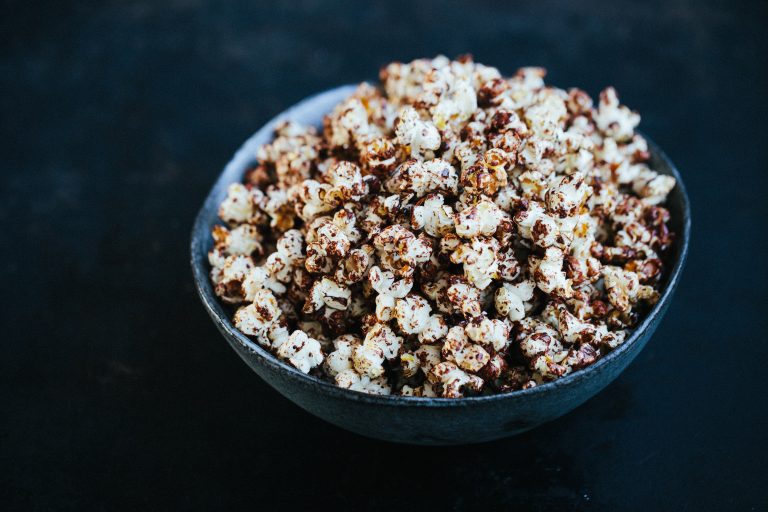 Living The Healthy Choice // Dark Chocolate Popcorn